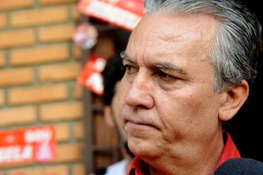 Escanteado, Magela ria de Agnelo. E hoje Chico ri da derrocada geral ...