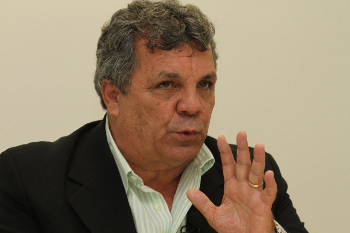 Pode até ter sido sem querer, mas Cristovam promoveu Fraga e Renato ...