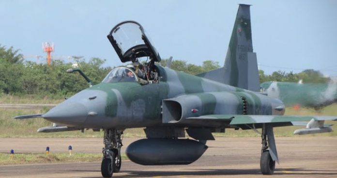 Caça F5 da FAB cai e pilotos escapam ejetando para-quedas - Notibras