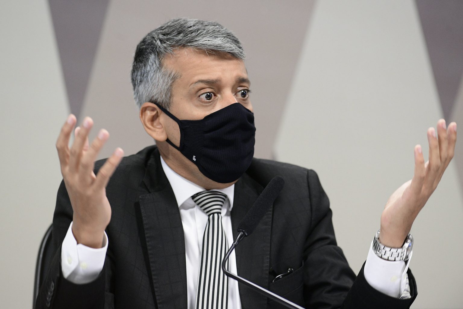 Fulano e sicrano se dão as mãos por vantagens - Notibras