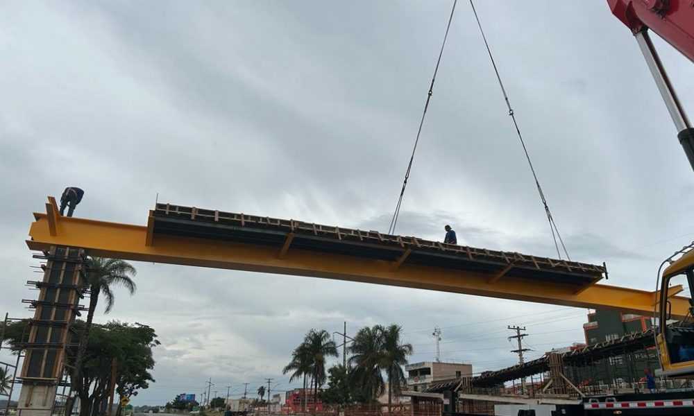Passarela em Planaltina recebe primeira viga metálica - Notibras